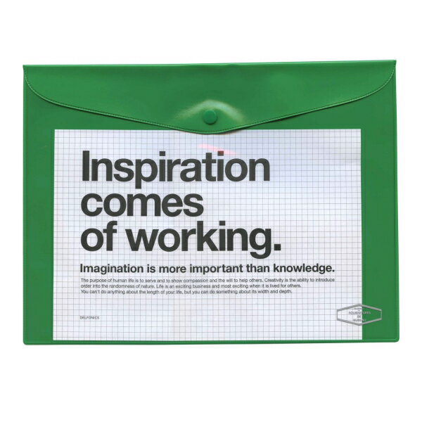 中身を確認することの出来る透明ポケットのA4横型ビニールブリーフケースです。・従来品から、ボタンのカラーや中に入っているシートのデザインが変更になり、よりスタイリッシュになりました。※一部画像に他のカラーの商品を使用していますサイズ：縦=2...