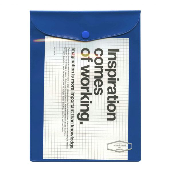 中身を確認することの出来る透明ポケットのビニールブリーフケースです。バックインバッグとしても最適な縦型A5サイズです。本体サイズ:180x245mm(A5変形サイズ）・従来品から、ボタンのカラーや中に入っているシートのデザインが変更になり、...