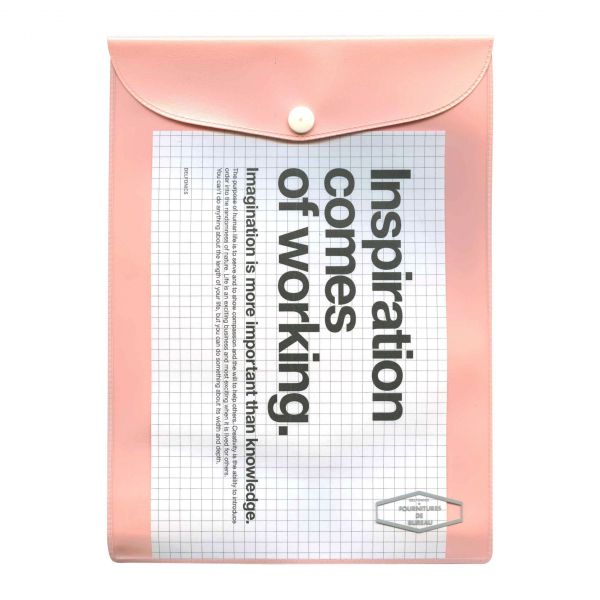 中身を確認することの出来る透明ポケットのビニールブリーフケースです。バックインバッグとしても最適な縦型A5サイズです。本体サイズ:180x245mm(A5変形サイズ）・従来品から、ボタンのカラーや中に入っているシートのデザインが変更になり、...