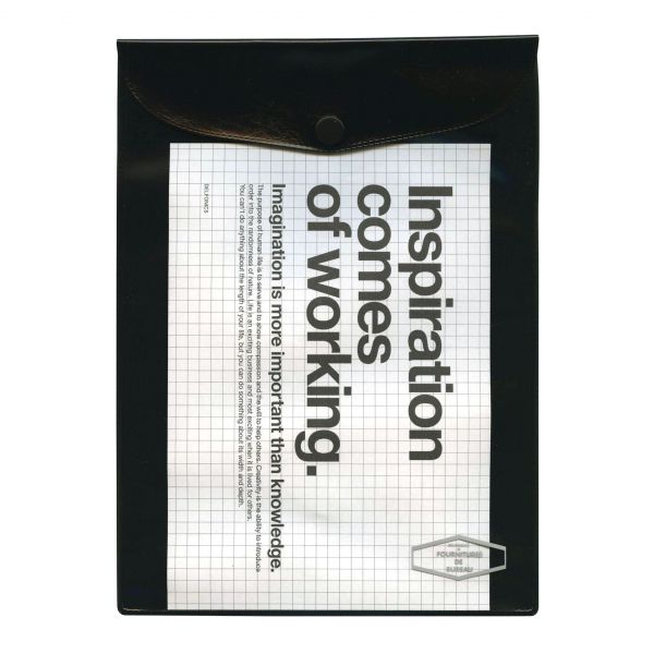 中身を確認することの出来る透明ポケットのビニールブリーフケースです。バックインバッグとしても最適な縦型A5サイズです。本体サイズ:180x245mm(A5変形サイズ）・従来品から、ボタンのカラーや中に入っているシートのデザインが変更になり、...