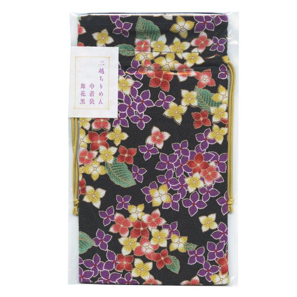 上品で触り心地の良い二越ちりめん和柄生地を使用した巾着帳袋です。閉じた時に見える裏地がアクセントになっていて和服にも合います。御朱印帳入れとしてだけでなく、日常のちょっとした物を入れるのにも丁度良いサイズです。※CRU-CIAL(クルーシャ...