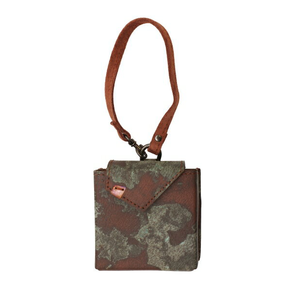 革職人の経験と感性を頼りにして一枚一枚 金属粉を吹き付けて丁寧に仕上げられる工芸品の様な特別な革・錆エイジングレザーのガジェットケースです。ワイヤレスイヤホンやスマートキーなどに最適なフック付きストラップケースでバッグやベルトに通してアクセ...