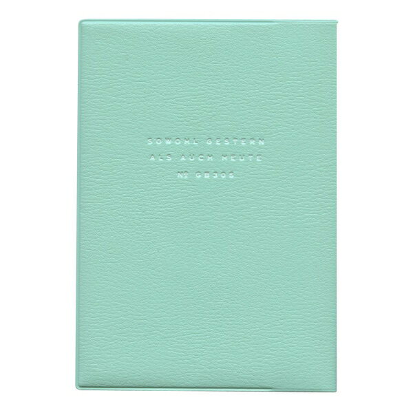 ソフトな手触りと落ち着いた印象のカラーリングが魅力の文庫サイズのブックカバーです。素材には汚れや水濡れに強いPVCを使用しています。ポケット部分にはマーキングフラップとカードスリット付きで手帳のような使い勝手の良さもポイント。白の箔押しをポ...