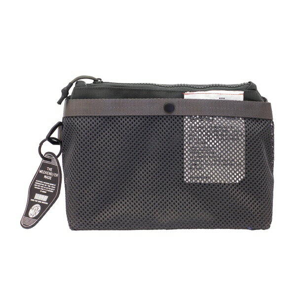 いつもと違う週末を楽しむためのプロダクトを生み出すWEEKEND/ウィークエンドから、ナイロン生地とメッシュをコンビーネーションしたアイテムが登場。ユーロミリタリーなカラーが特徴の三角型ポーチです。本体前後のメッシュ部分はポケットになったデ...