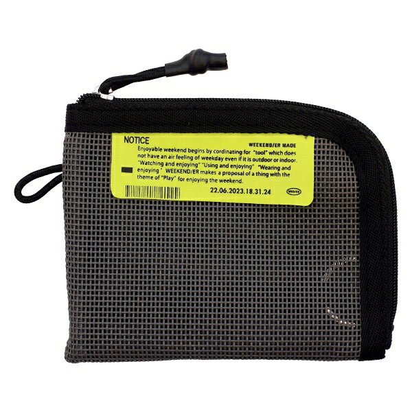 塩ビでコーティングされた硬めのメッシュ生地を使用したマルチケースです。真ん中に小銭などを分けて入れられるポケット、鍵を付けられるリング付きで、カードや鍵、小銭などを入れて財布としても使用できます。ファスナーはL字に開くので、出し入れがしやす...