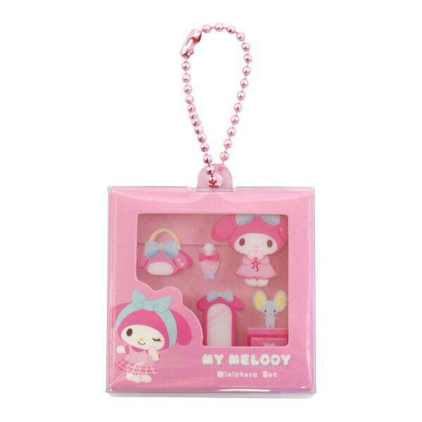 おもちゃのパッケージをミニチュアにしたようなキーホルダーです。裏面にも注目！ミニチュアを実際に飾ってみたようなデザインになっています。キャラクターの個性が際立つ小物のデザインもとってもカワイイ！サイズ:高さ44×横44×厚さ14(mm)（ボ...