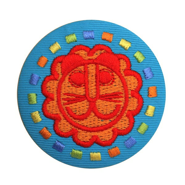 刺繍缶バッジの文具メーカー柄。見覚えのあるレトロな文房具のデザインです。絵柄はあたたかみが感じられる刺繍で表現されています。※詳細画像の一部に別カラーを使用していますサイズ：縦=50mm　横=50mm　厚さ=4mm商品色傾向：水色 表紙パタ...