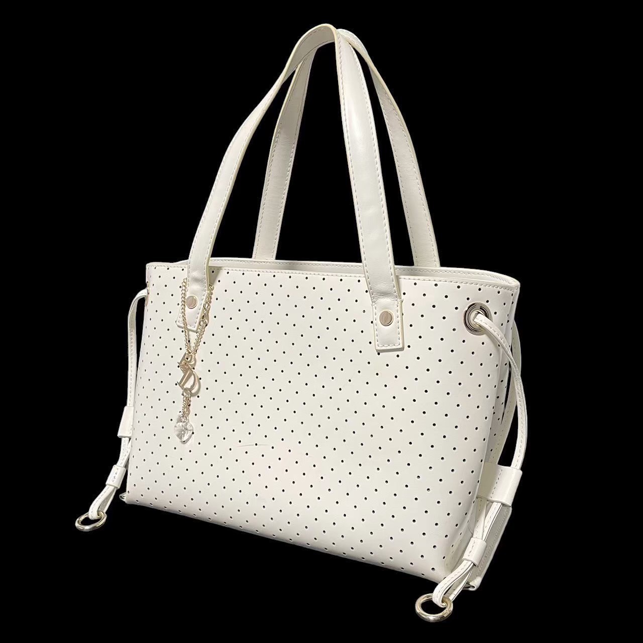 PINKY&DIANNE ピンキーアンドダイアン ハンドバッグ トートバッグ パンチングレザー ホワイト ■商品情報■ ●タイトル　PINKY&DIANNE ピンキーアンドダイアン ハンドバッグ トートバッグ パンチングレザー ホワイト ●...