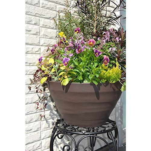 クラフトボール 24型 ダークブラウン ●寄せ植えや、ペチュニアの育成に適したボールプランターです。 【 素焼き鉢のようなリアルな質感 】光が当たると影が浮き出る演出で、鉢の表面には穏やかな波のような曲線が浮かび上がります。また、漆喰を手塗...