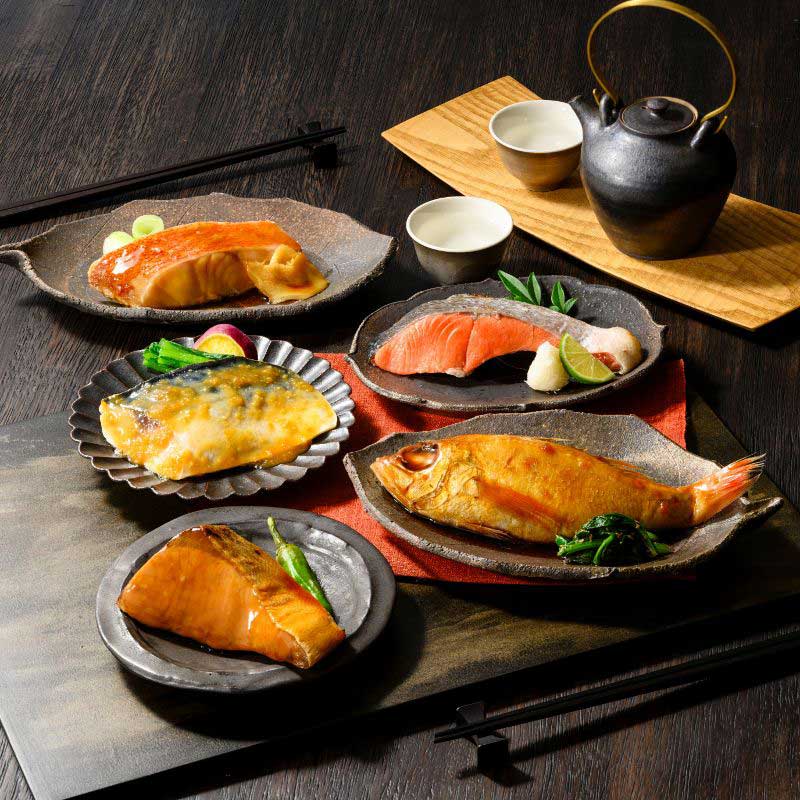氷温熟成法によって魚の鮮度を損なうことなく旨味を引き出しました。高級魚『のどぐろ』をはじめ日本各地の特色ある原料を使用したこだわりのお魚惣菜詰合せです。ぶりの照り焼き90g×2、さばの味噌煮90g×2、紅鮭の塩焼き60g×2、めぬけと黄金生...