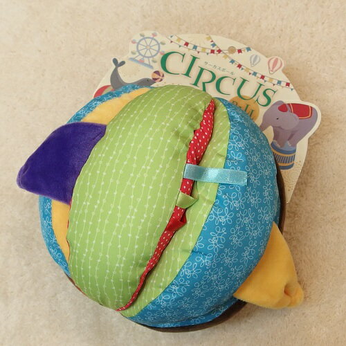 くわえやすい形の房でできたボール。それぞれの房にはカシャカシャ鳴るクリンクルやスクィーカーなど楽しい仕掛けが入っています。房の間にトリーツを挟んで遊べます。 スクィーカー付き ●サイズ：直径約25cm ●材質：ポリエステル・EVA樹脂 ●原...