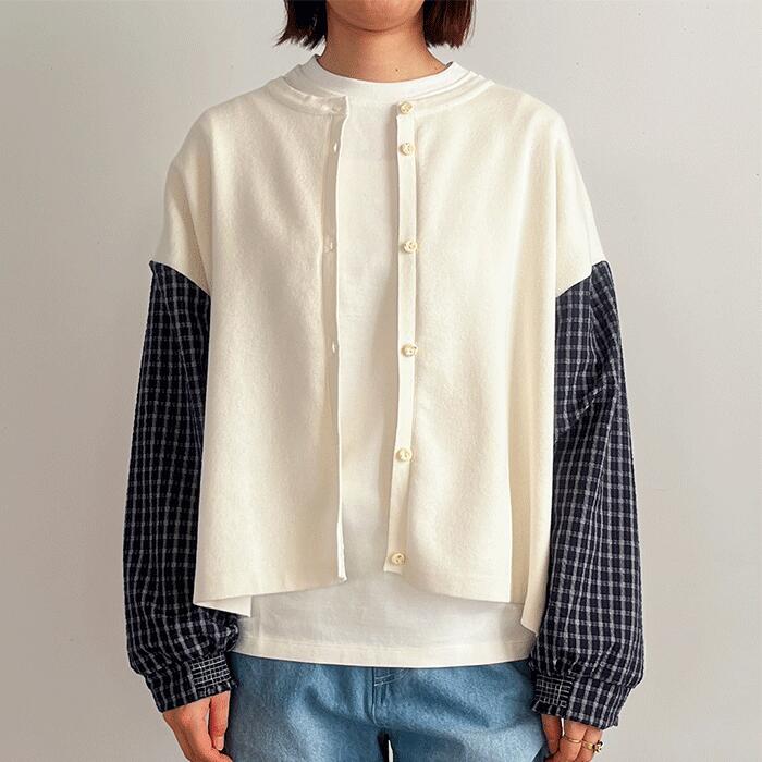 セット内容 カーディガン 春の日常に心地よく寄り添う、やわらかな肌触りのポリエステルコットンストレート糸を使用。 袖部分は、チェック柄のサッカー生地で切り替え、春らしい軽やかさとナチュラルな表情を演出。袖口にはスモッキングを施し、ふんわりと...