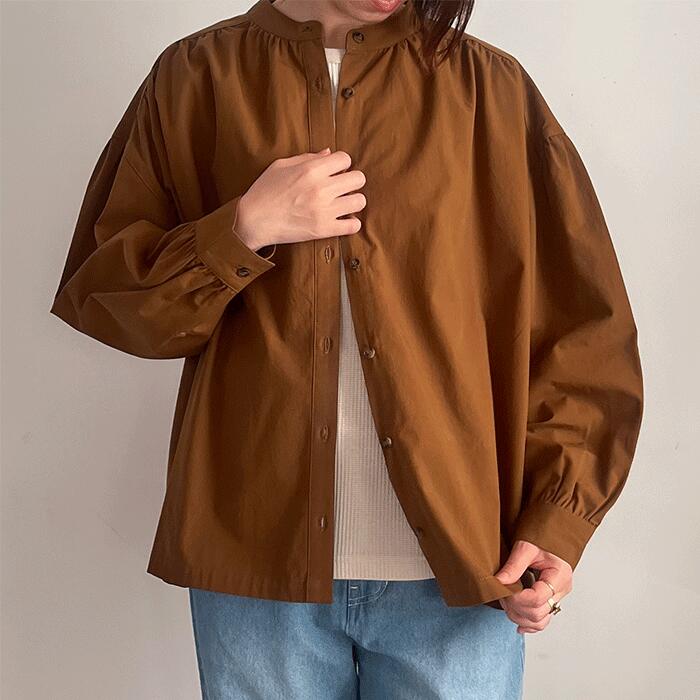 セット内容 シャツ たっぷりとギャザーを入れたワイドシルエットのブラウス。袖にもギャザーを施し、ふんわりとした女性らしい印象に仕上げました。デニムやツイル素材を使用することで、甘さを抑えたカジュアルな雰囲気に。下前立てのピスネームや刻印入り...