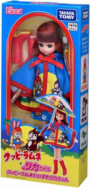 クッピーラムネとリカちゃんがコラボ!レトロでかわいいクッピーラムネの傘とレインコートを着たリカちゃんです。 リカちゃんの髪の色は「クッピーラムネのロゴ」と同じ赤色。傘は持ちやすいようにジョイントパーツ付き。 レインポンチョは着脱可能で、中に...