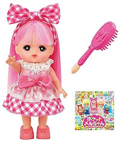 手のひらサイズで、いつでもどこでもつれて遊べるポケットメルちゃんシリーズ。 メルちゃんは氷水で冷やすと髪の色がピンクから濃いピンクに変化するよ。 手で温めると元の色に戻ります。【宅配便のみ】