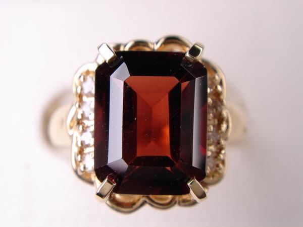 【石　質】天然ガーネット：1石（約7.2mm×8.8mm） 　　　　　天然ダイヤモンド：8石：計0．08ct 【枠材質】18金イエローゴールド製 【最大幅】約12．2mm 【総重量】約4，2g 【サイズ】12番 【コメント】シンプルデザイン...