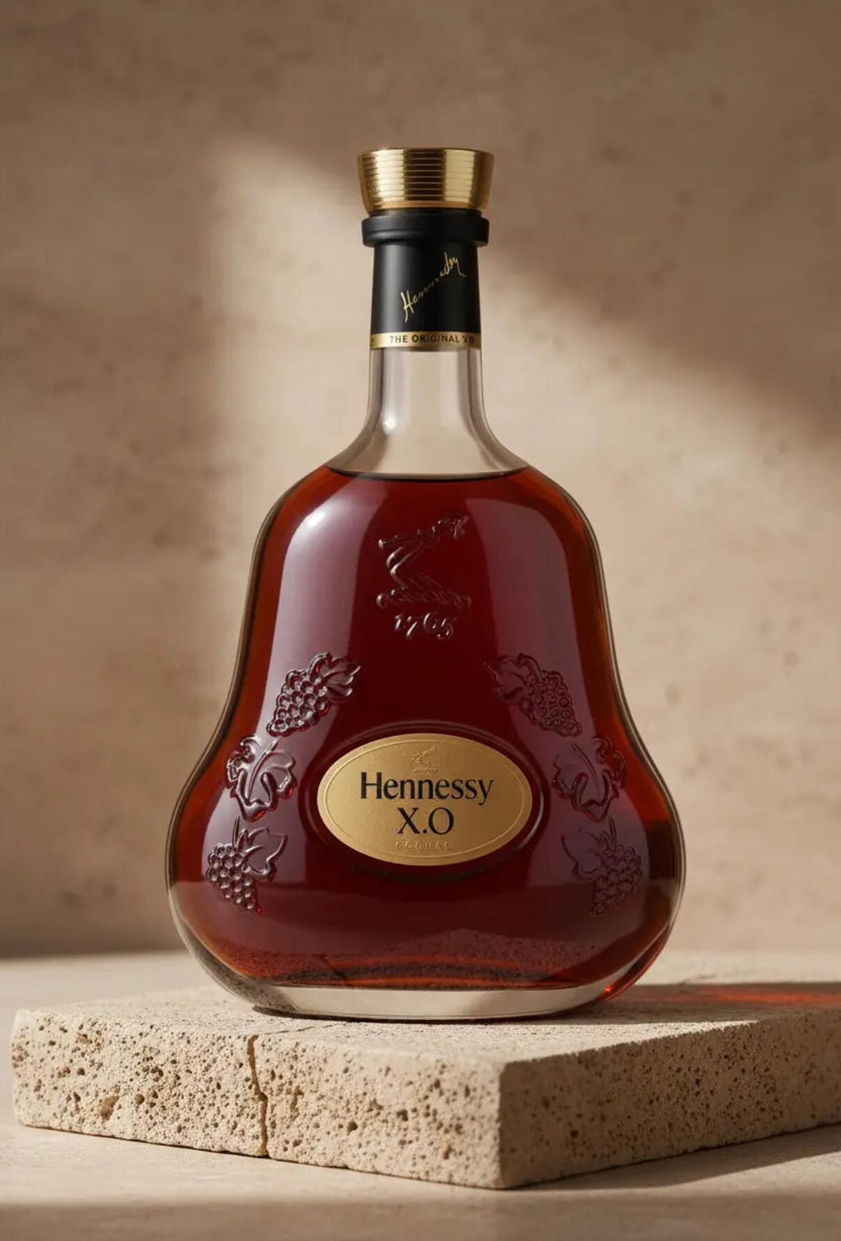 【商品名】 Hennessy X.O 700ml 【商品情報】 生産者：Maison Hennessy（メゾン ヘネシー） ブランド：Hennessy シリーズ：Hennessy X.O 原産国：フランス 地方：コニャック地方 タイプ：コニ...