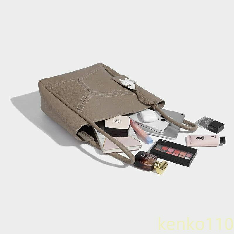 商品説明 商品名 ショルダーバッグ・メッセンジャーバッグ 素材 牛革 サイズ 高さ26cm/幅24cm/奥行11cm&nbsp; 注意事項 ※沖縄&amp;離島のお届けは、送料とは別に地域料1500円（税込）がかかる場合がございます。●パッ...