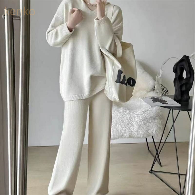 フェミニンさとストリート感を融合したニットパーカーとストレートパンツの2点セット。ハイウエストパンツが美脚効果を引き出しカジュアルから上品まで幅広く活躍。リラックスしながらもおしゃれを楽しめる普段使いにぴったりの万能コーデ。色展開 ホワイト...