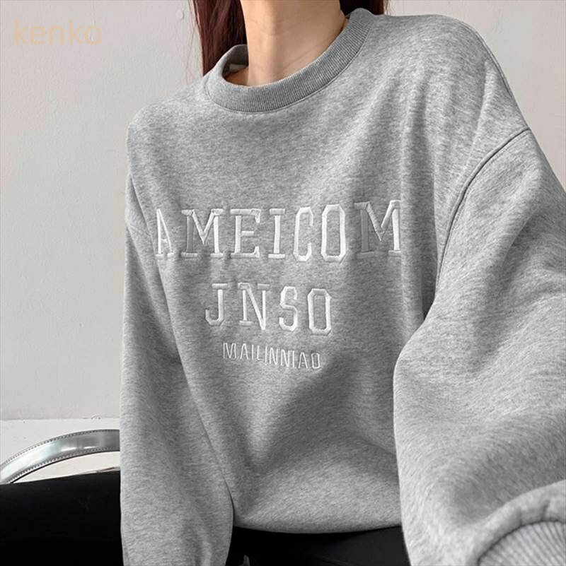 オーバーサイズのラウンドネックトレーナーで、ストリート風コーデを楽しみましょう。大人可愛いラフなスタイル、メンズライクでスポーティーな魅力も。ロゴデザインで、カレッジ風やアメカジスタイルにぴったり。春秋のアウトドアや学校行事、女子会まで幅広...