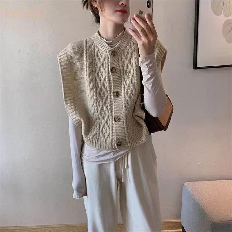 袖なしのVネックニットが、あなたの秋冬のファッションに新たな魅力をプラスします。シンプルでありながら、フェミニンでかわいらしいデザインが、レトロからモダンまで幅広いスタイルに合わせやすい一着。無地のベーシックカラーから、明るいイエローまで豊...