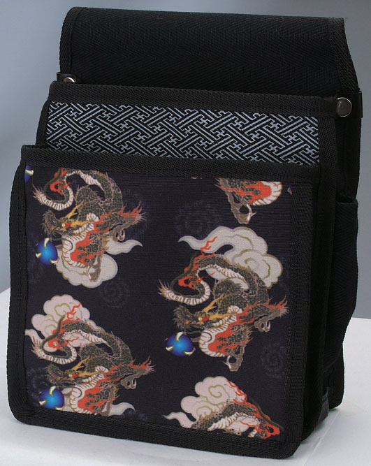 材質：パラフィン防水加工綿布 サイズ：H270・W200・T90mm