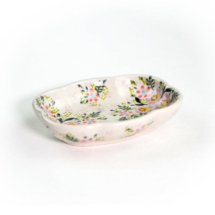 貝殻を思わせる美しいシルエット エレガントなフォルムのソープディッシュ。側面と表面とに絵付けが施されているハンドメイドの美しいソープディッシュは、世界的にも稀少です。殺風景な洗面台もこれひとつで華やぎ、樹脂製にはない陶器製ならではの質感は、...