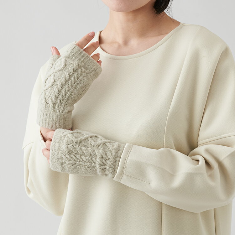 手袋の産地である四国の東かがわで生産した、冬の寒い時期にあると嬉しいふわふわであたたかい手袋です。ふわふわとしたマシュマロヤーンで編み立てたやわらかい手袋に、ハーブ成分(カモミールエキス)とカプサイシン(唐辛子)の働きによってあたたかいSe...