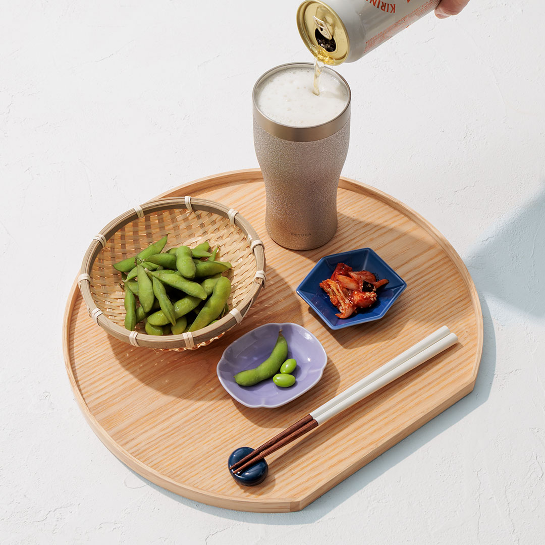 どんな食卓でも引き立てる、木製の半月トレイです。表面にすべりにくいウレタン加工を施してあるため、食器やコップを運ぶ際の細かい揺れを抑え、安定して運ぶことができます。大きめなサイズなので様々なシーンで活躍します。食器洗い乾燥機使用不可×【天然...