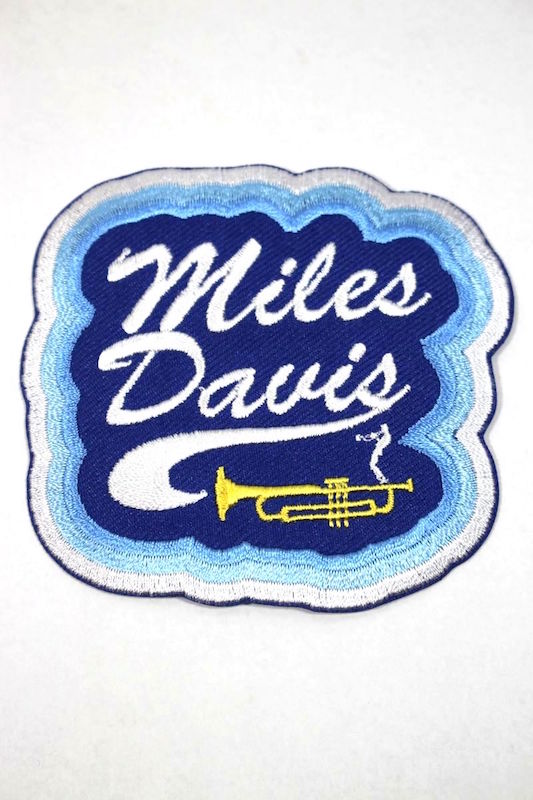 モダン・ジャズの帝王と呼ばれる【MILES DAVIS(マイルス・デイビス)】のオフィシャル・パッチ(ワッペン)が入荷です。 ※アイロンで熱を加えて貼り付け可能です。 縦7.5cm×横8cm 商品詳細 注意点 ※モニター環境によって色の見え...