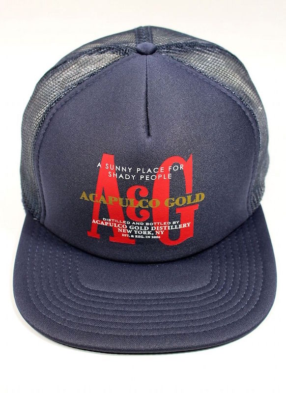 【ACAPULCO GOLD(アカプルコ・ゴールド)】から、【DISTILLERY】トラッカーキャップが入荷です。 フラット・バイザーでやや深めのクラウン、フロントがポリエステル仕様になっているタイプのメッシュ・キャップです。 POLYES...