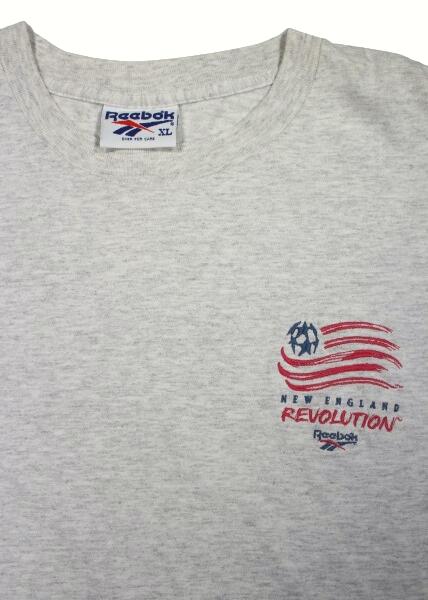 アメリカのプロサッカーリーグ、メジャーリーグサッカーに1996年から所属する【NEW ENGLAND REVOLUTION(ニューイングランド・レボリューション)】の、【REEBOK(リーボック)】社製のオフィシャルTシャツ(90年代製ヴィ...