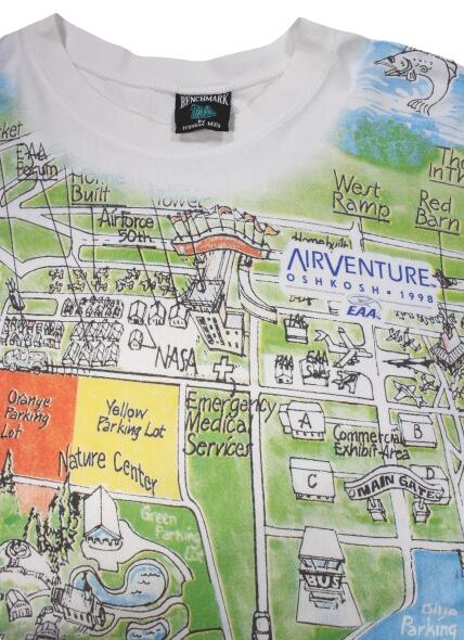 ウィスコンシン州オシュコシュで「実験機協会(EAA：Experimental Aircraft Association)」が主催する航空ショー【EAA AIRVENTURE OSHKOSH】の総柄Tシャツ(1998年製ヴィンテージ)が入荷で...