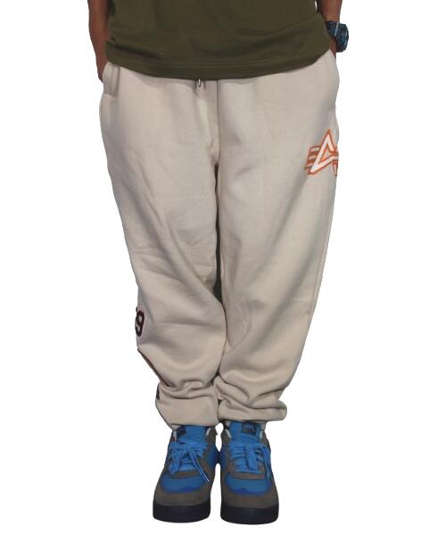 アメリカ海兵隊など米軍フライトジャケットの供給において、最大手として長年多方面から高い評価を得ているミリタリーウェアのブランド【ALPHA INDUSTRIES(アルファ・インダストリーズ)】から、合計4つのワッペンが配された豪華な仕様のジ...