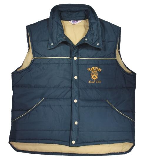 チャンピオン等のブランドと並び、80～90年代を中心にカレッジスウェットや企業物のオリジナルウェアのブランクボディブランドとして数多く採用されていたスポーツブランド【MVP PRODUCTS】社製のダウンベスト(90年代製ヴィンテージ)が入...