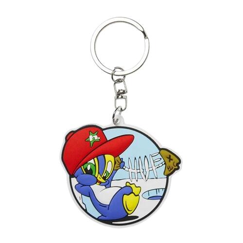 【HUF(ハフ)】から、3Dラバー製のキーホルダーが入荷です。 サイズ : 縦9.7cm　横5.6cm ※画面上と実物では多少色具合が異なって見える場合もございますのでご了承ください。 ※実寸サイズは平置きで採寸しておりますが、若干の誤差が...