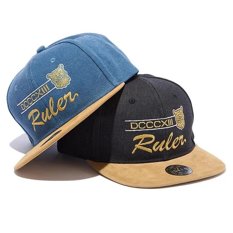 【RULER(ルーラー)】から、【WEIRDOG】ツートーン・スナップバックが入荷です。 フロントに刺繍でアートワークが配されています。 カラーは「デニムブルー」「ヴィンテージ・ブラック」の2色からお選びください。 ※商品によって多少風合い...