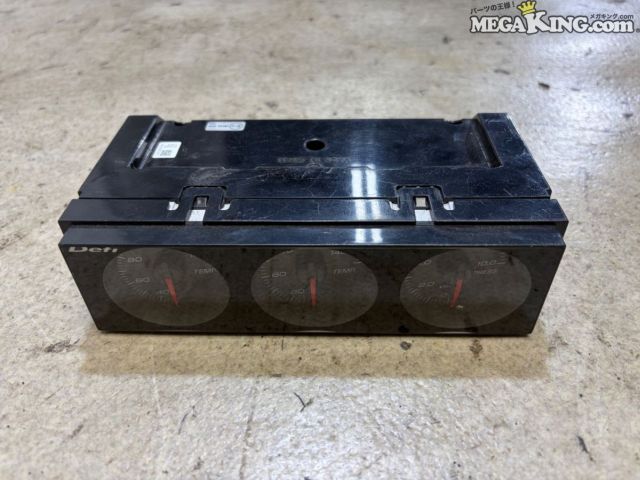 状態詳細 ■ 商品概要 Defi（デフィ）製の3連メーター「DIN-GAUGE」です。 1DINスペースに美しく収まるデザインが特徴で、本モデルは2つの温度計と1つの圧力計を備えています。 生産が終了した後も根強い人気を誇るモデルであり、車...
