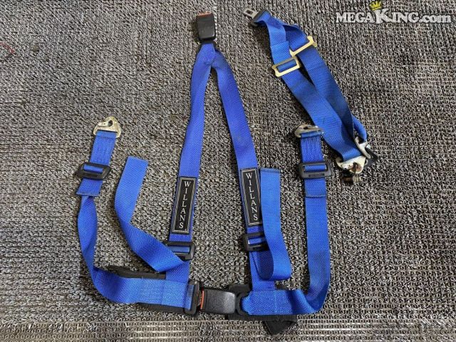 状態詳細 ■ 商品概要 イギリスの老舗レーシングハーネスブランドであるウィランズの4点式シートベルトです。 鮮やかなブルーカラーが特徴で、スポーツ走行やドレスアップに最適なモデルとなっています。 ■ 商品状態 全体的に使用感があり、ベルト部...