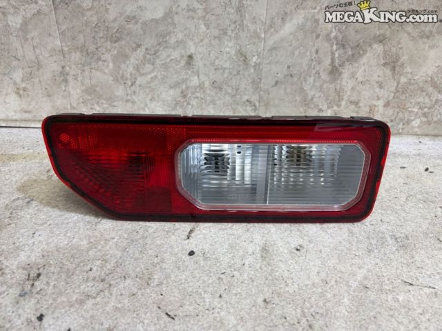 状態詳細 スズキ ジムニー ノマド（型式：JC74W）用の純正左テールランプです。 取り外すまで問題なく使用されていたもので、全体的にコンディションは良好です。 補修用や予備パーツとしていかがでしょうか。 レンズ面に通常使用に伴う洗車傷や微...