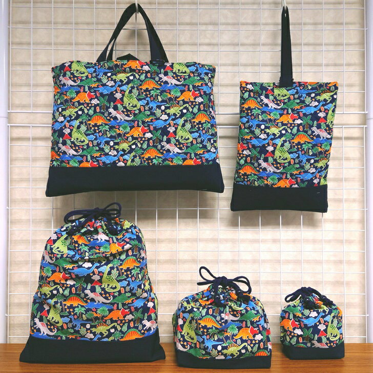 レッスンバッグ（キルティング）・シューズケース（キルティング）・体操服袋・お弁当袋・コップ袋の5点セットになります。 各商品サイズ 1.レッスンバッグ　タテ：約30cm / ヨコ：約40cm 2.シューズケース　タテ：約30cm / ヨコ：...