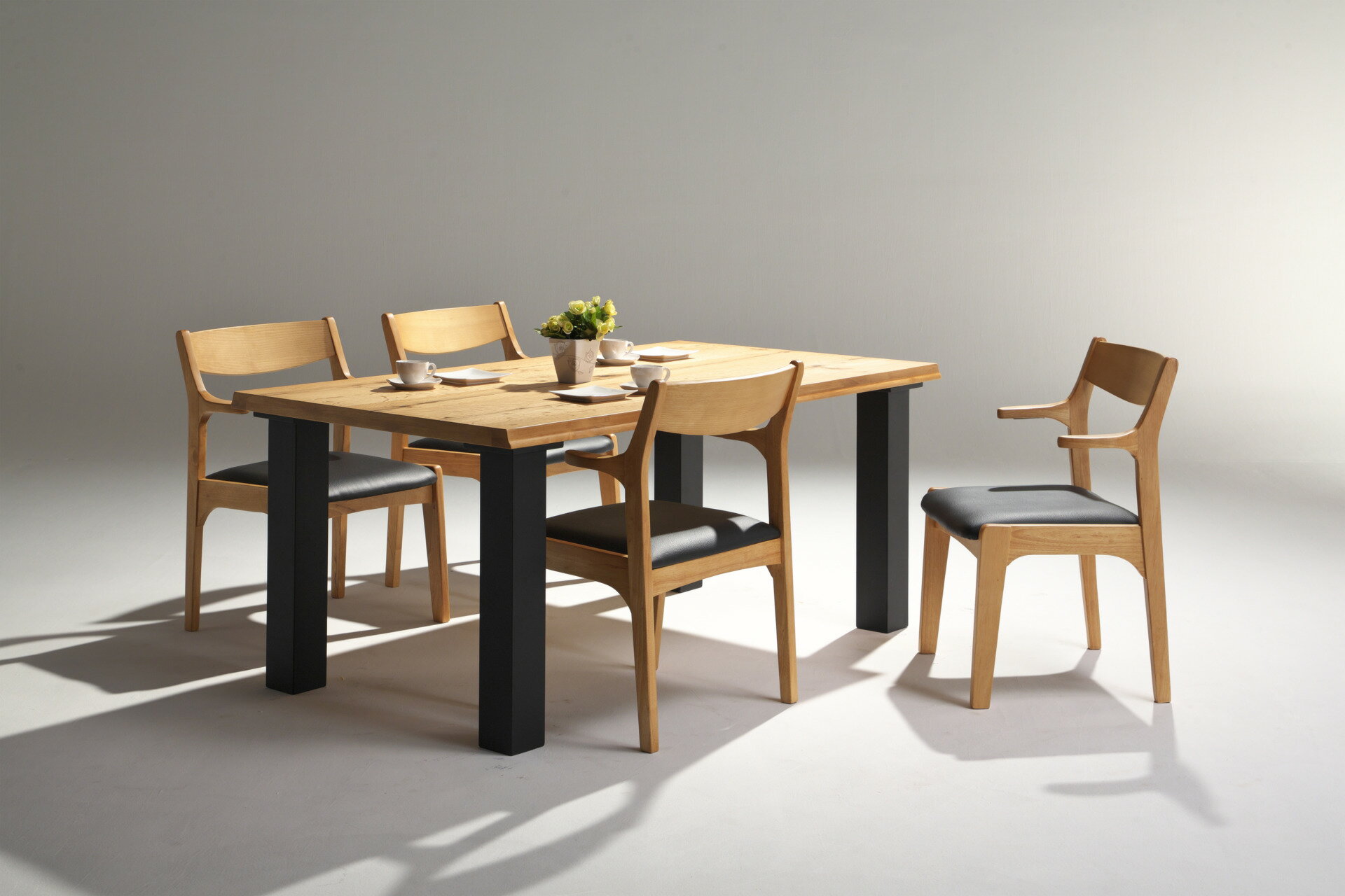 サイズ テーブル　W160×D92×H70cm 椅子　　 W56xD53xH79（座面まで44） 素材 ラバーウッド・オーク材 注意事項 モニターの発色の具合によって、実際のものと色が異なる場合がございます。材質は、ラバーウッドの天然木・オ...