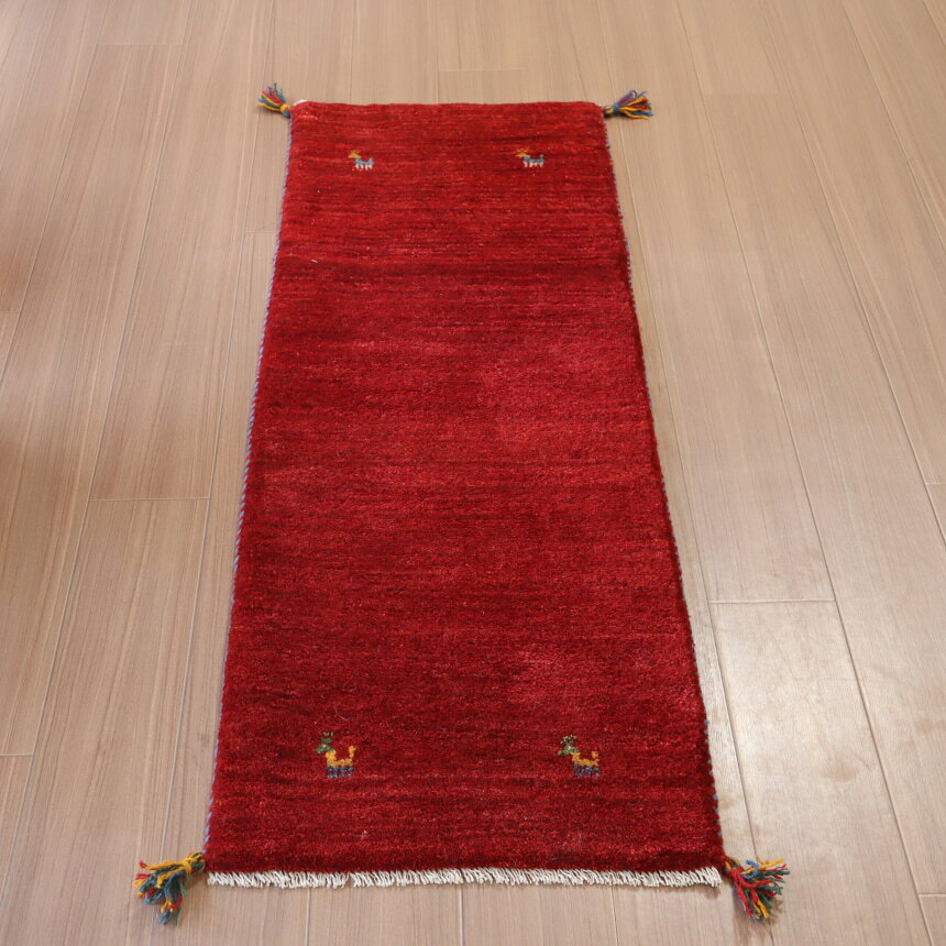 商品詳細商品番号gh42388サイズ145×55cm（フリンジを含まない）厚　み2.4cm程度産　地イラン南部ファルス州素　材ウール×ウール年　代新しいギャッベ織りのタイプGABBEH在庫についてラグは全て一点ものです。同じものの再入荷はあ...