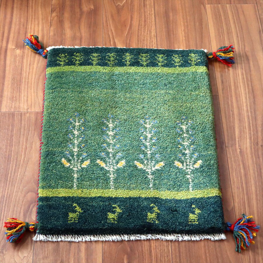商品詳細商品番号gh42984サイズ55×44cm（フリンジを含まない）厚　み2.5cm程度産　地イラン南部ファルス州素　材ウール×ウール年　代新しいギャッベ織りのタイプGABBEH在庫についてラグは全て一点ものです。同じものの再入荷はあり...