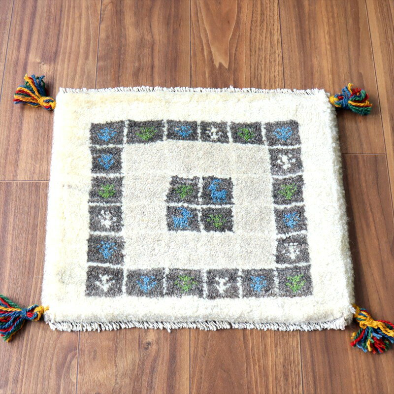 商品詳細商品番号gh43399サイズ36×44cm（フリンジを含まない）厚　み2.6cm程度産　地イラン南部ファルス州素　材ウール×ウール年　代新しいギャッベ織りのタイプGABBEH在庫についてラグは全て一点ものです。同じものの再入荷はあり...