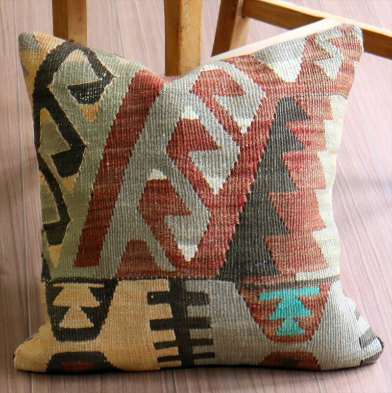 商品詳細商品番号m25576サイズ39x39cm素　材ウール/　裏はコットン無地裏の色キャメルブラウン製　作トルコ商品説明様々な理由でカットされたオールドキリムを使った、全て一点物のクッションカバーです。オールドキリムは生活の中で実際に使用...