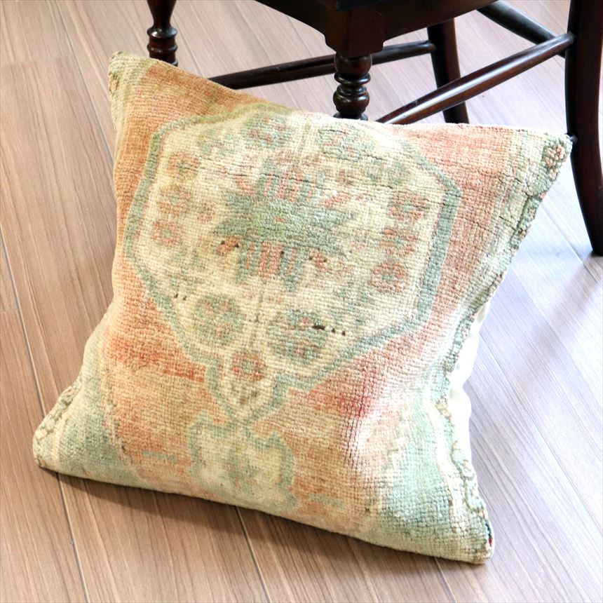 備　考様々な理由でカットされたオールドカーペットを使った、全て一点物のクッションカバーです。オールドカーペットは生活の中で実際に使用されていたもののため、小さなホツレやシミ、歪みなどがある場合もございますが、時代を経たオールドカーペットの味...