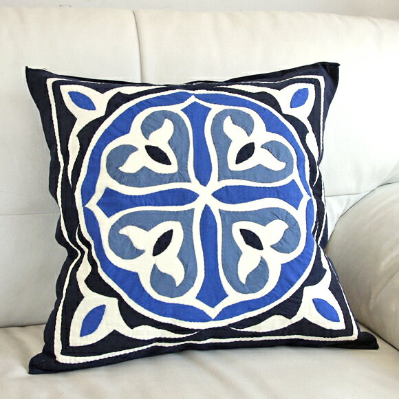 商品詳細商品番号ep122サイズ48cm ×　48cm素　材コットン裏の色ネイビー（無地）生　産エジプト商品説明エジプト・カイロの職人街「ハーヤ・メーヤ」で作られる手作りのコットンアップリケクッションカバーです。縫い目が少し曲がっていたり、...