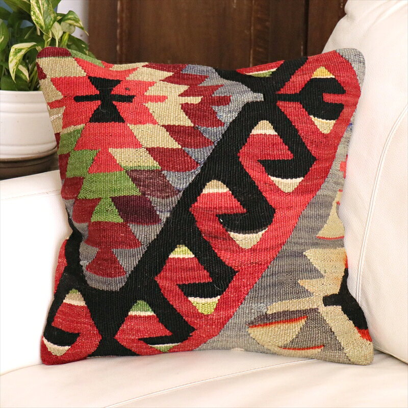 商品詳細商品番号m25963サイズ40x40cm素　材ウール/　裏はコットン無地裏の色ライトブラウン製　作トルコ商品説明様々な理由でカットされたオールドキリムを使った、全て一点物のクッションカバーです。オールドキリムは生活の中で実際に使用さ...