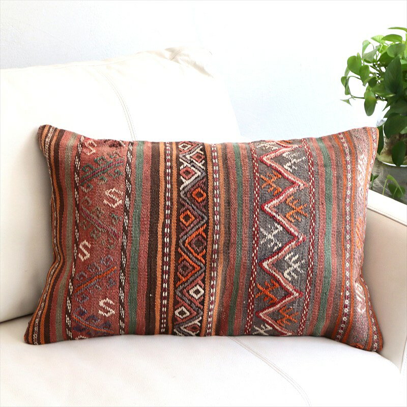 商品詳細商品番号m26046サイズ59x39cm素　材ウール/　裏はコットン無地裏の色ブラウン製　作トルコ商品説明様々な理由でカットされたオールドキリムを使った、全て一点物のクッションカバーです。オールドキリムは生活の中で実際に使用されてい...